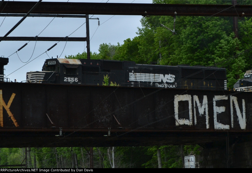 NS SD70 2556 trails on 17G
